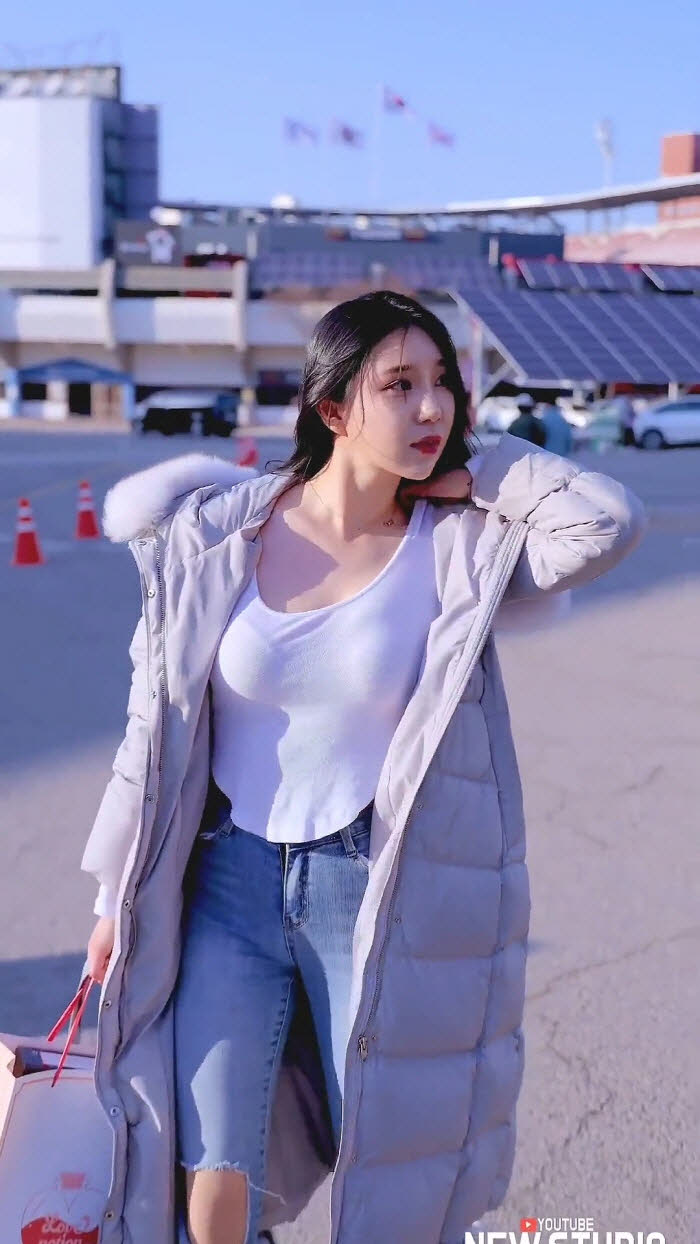 E-컵에 몸에 딱붙는 흰티입고 출근하는 미드 무빙이 남다른 치어리더 ㄷㄷ (영상) – issueiyagi