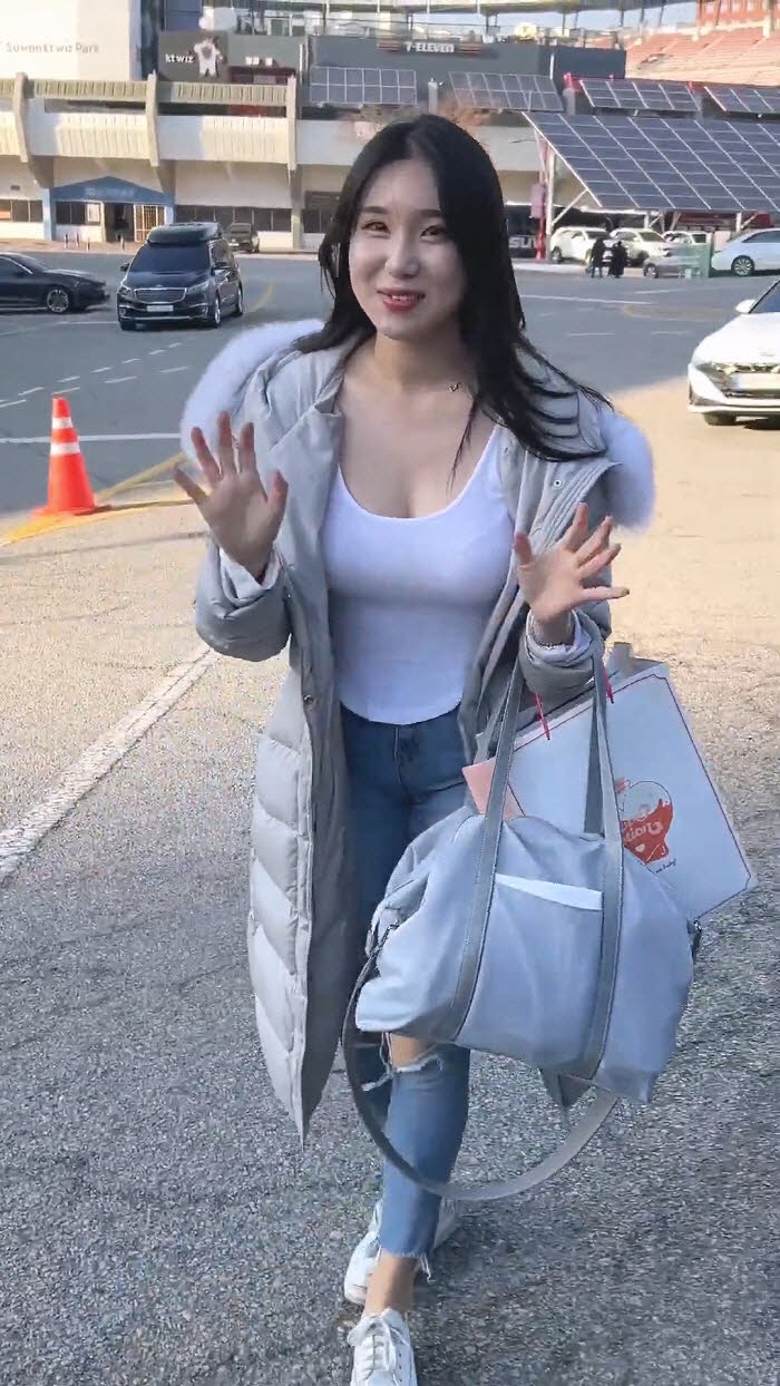 E-컵에 몸에 딱붙는 흰티입고 출근하는 미드 무빙이 남다른 치어리더 ㄷㄷ (영상) – issueiyagi