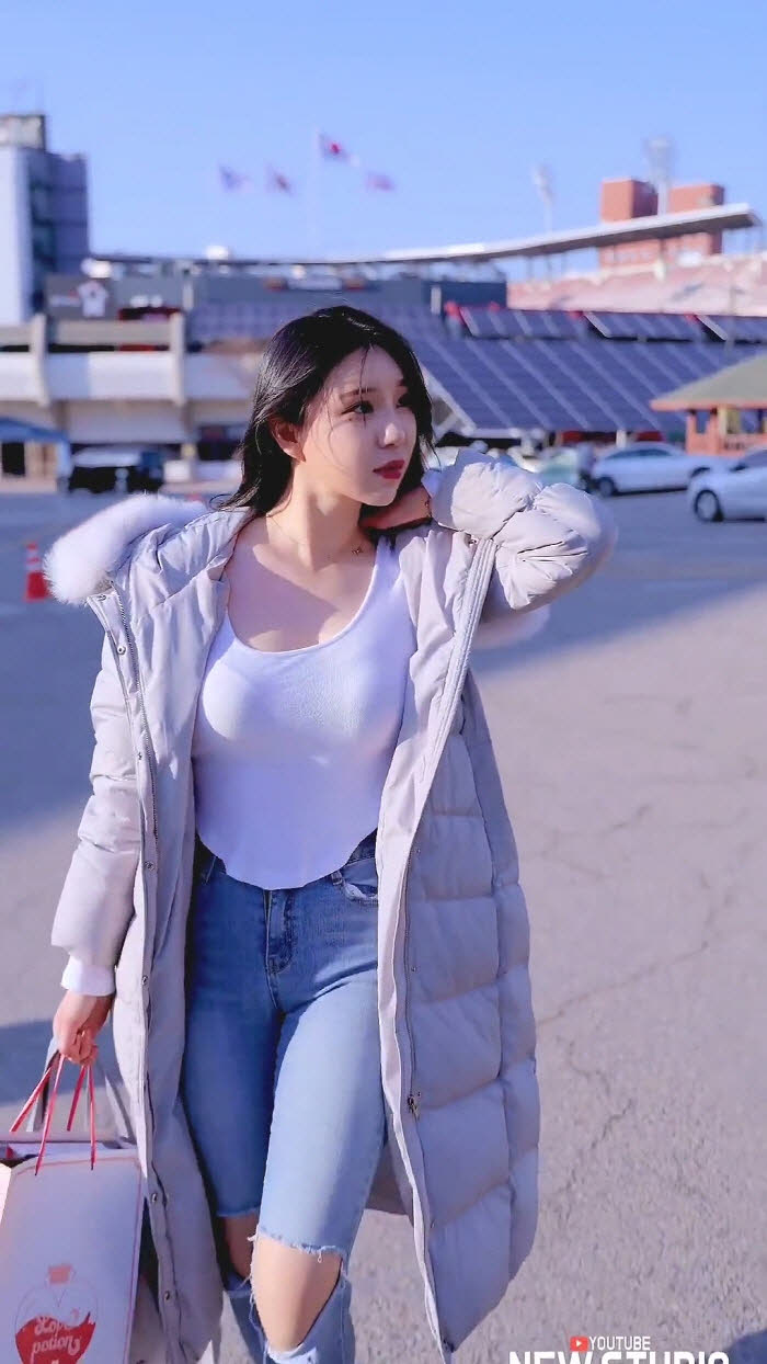 E-컵에 몸에 딱붙는 흰티입고 출근하는 미드 무빙이 남다른 치어리더 ㄷㄷ (영상) – issueiyagi