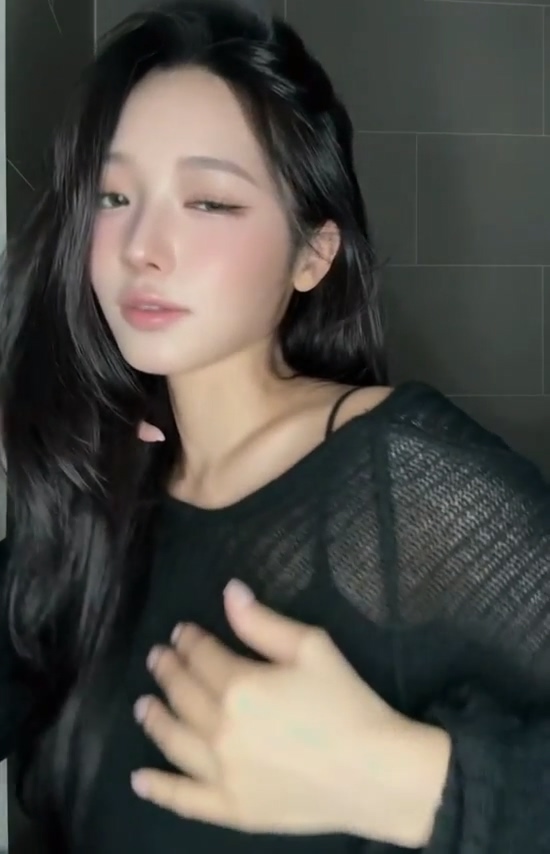 손으로 커다란 미드를 만지며 유혹하는 굉장히 야해진 프로미스나인 노지선 (영상) – issueiyagi